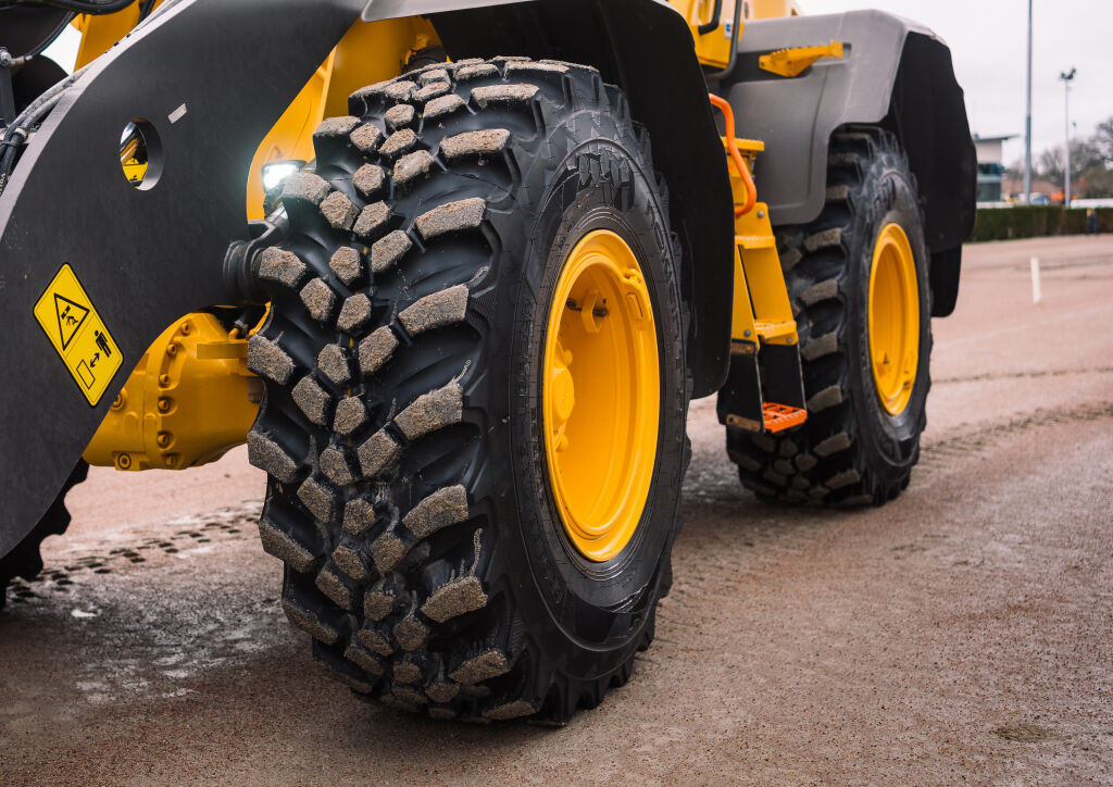 Loader tire with excellent soft soil grip and road handling / Nokian Tyres