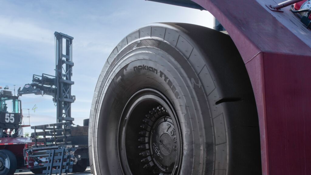 Reach stacker tires | Optimal stability and load-bearing / Nokian Tyres