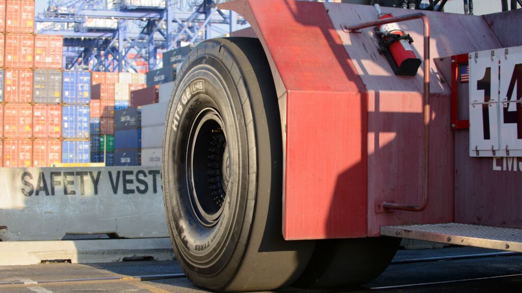 Reach stacker tires | Optimal stability and load-bearing / Nokian Tyres